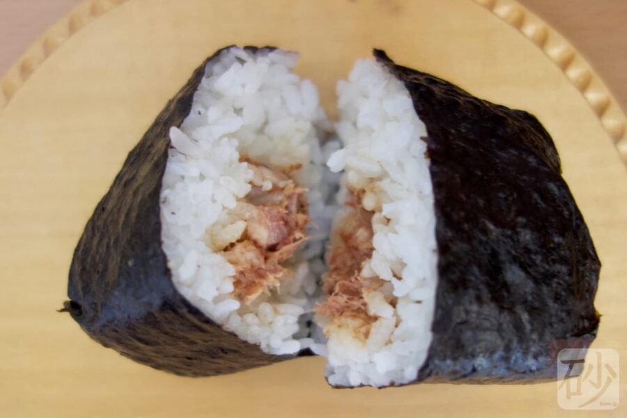 ローソンからもベーコンおかかおにぎりが出たので買う | 木を彫る日々